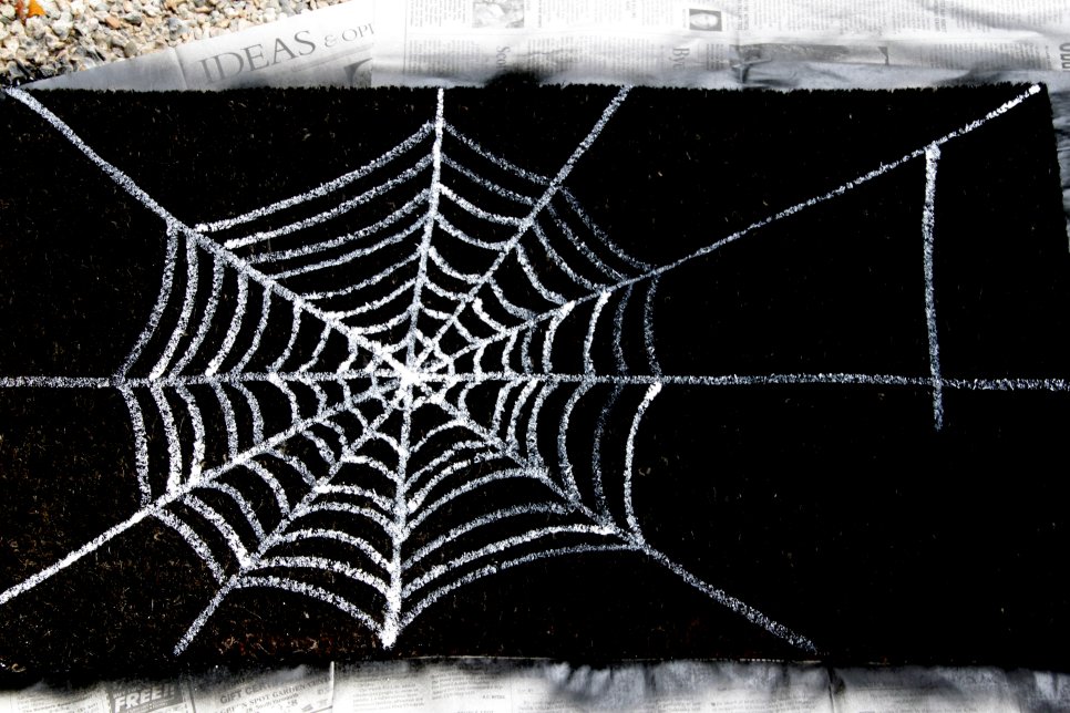 Halloween Craft: Spiderweb Doormat | HGTV