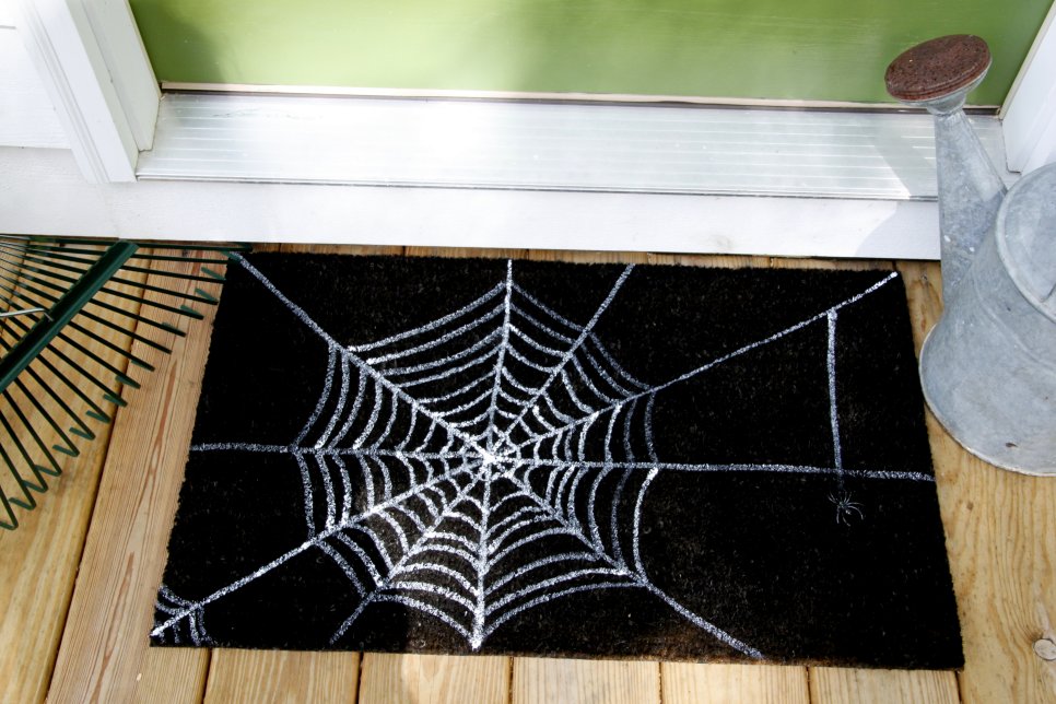 Halloween Craft: Spiderweb Doormat | HGTV