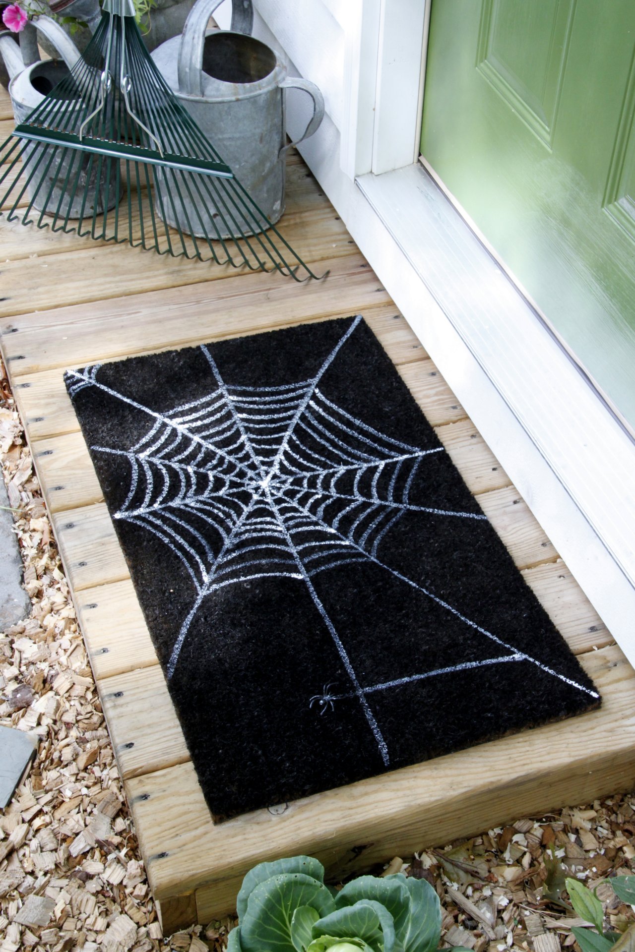 Halloween Craft: Spiderweb Doormat | HGTV