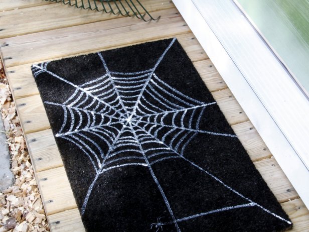 Halloween Craft: Spiderweb Doormat | HGTV