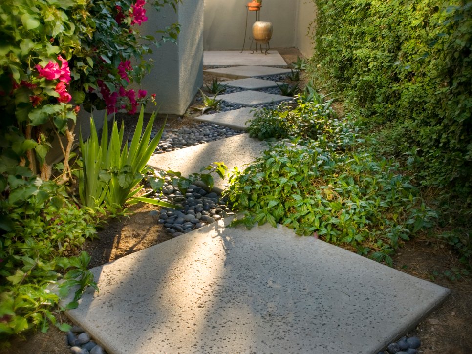 Designing Paths for Your Landscaping | HGTV