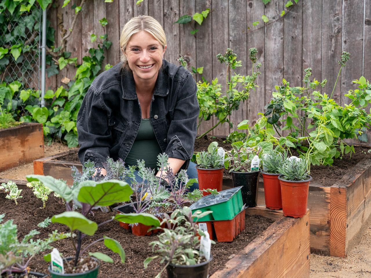 HGTV Obsessed Episode 6: Dan Levy and Natasha Leggero | 'HGTV Obsessed ...