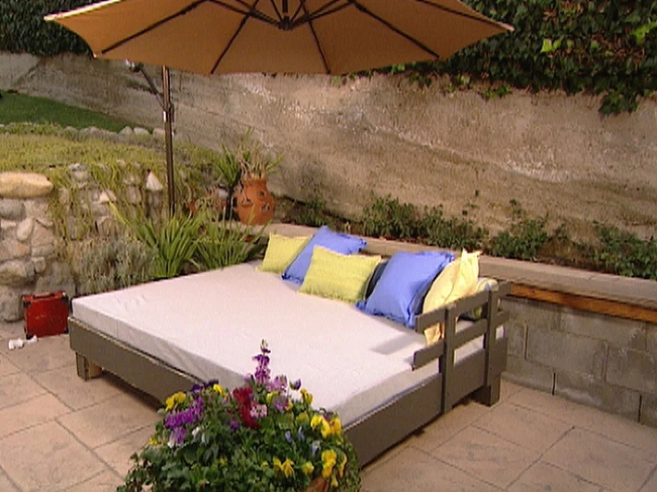 Outdoor daybed for small spaces store