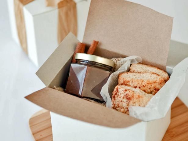 How to Make a Holiday Breakfast Kit | HGTV