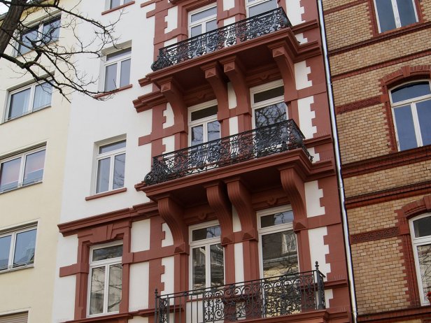 Dealing With Apartment Neighbors | HGTV