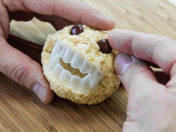How to Make Rice Cereal Halloween Treats | HGTV