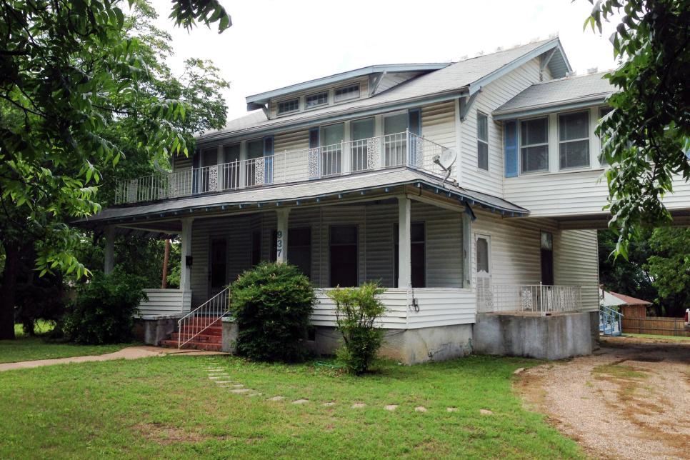Fixer Upper: Texas-Sized House; Small Town Charm | HGTV's Fixer Upper ...