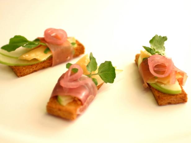 10 Foods for a Delicious Open House | HGTV