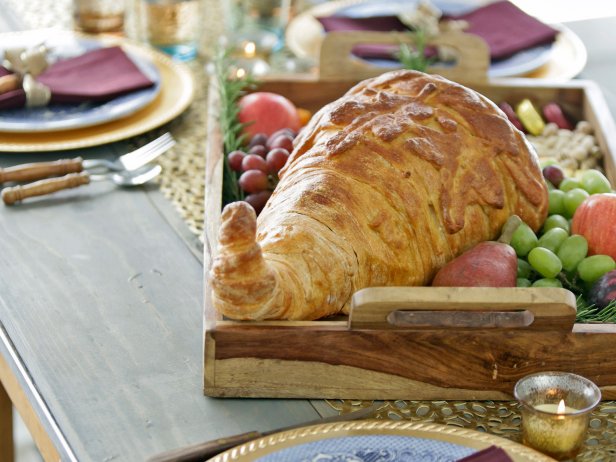 Edible Thanksgiving Centerpiece | How to Make a Bread Cornucopia | HGTV