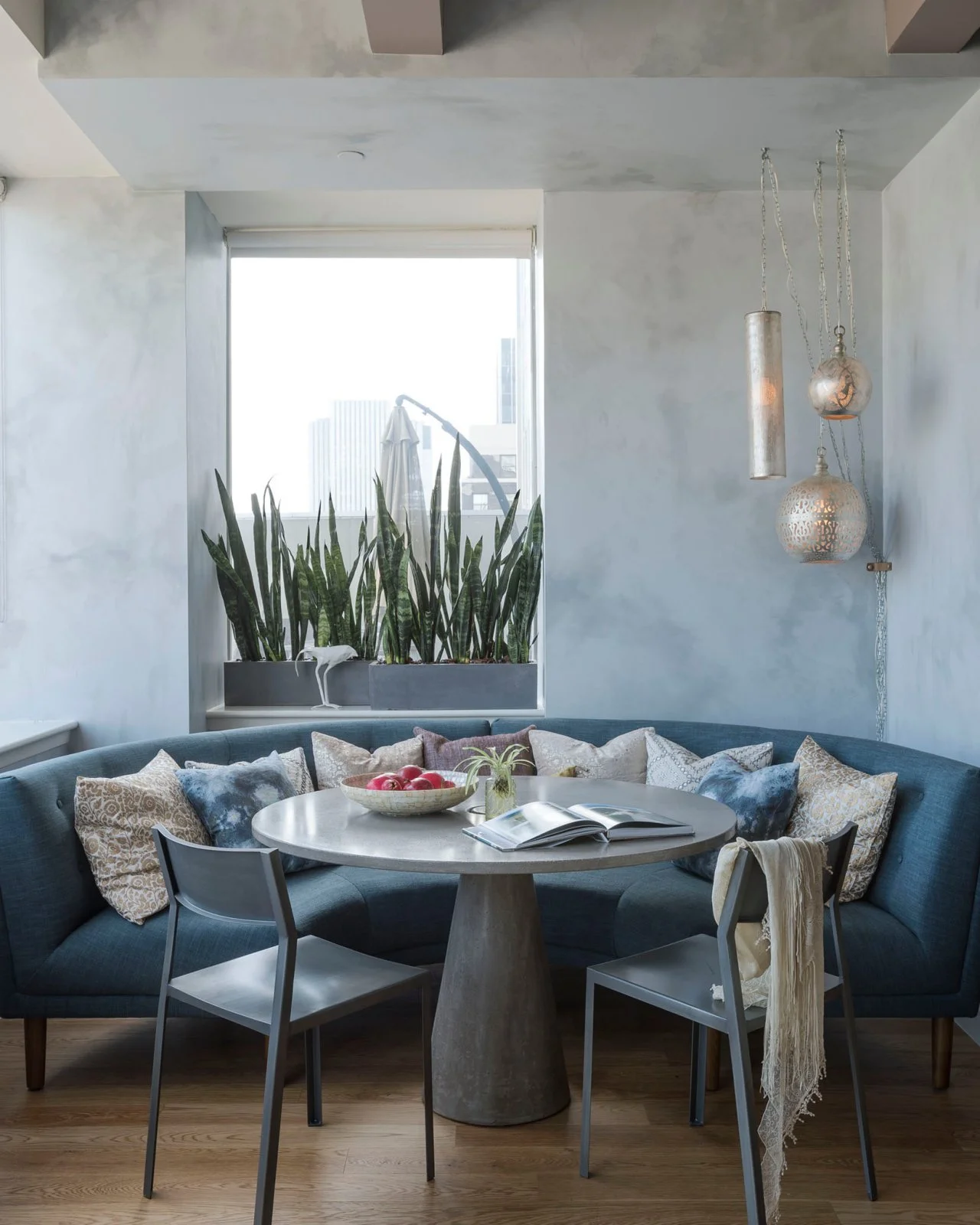 Hgtv banquette store