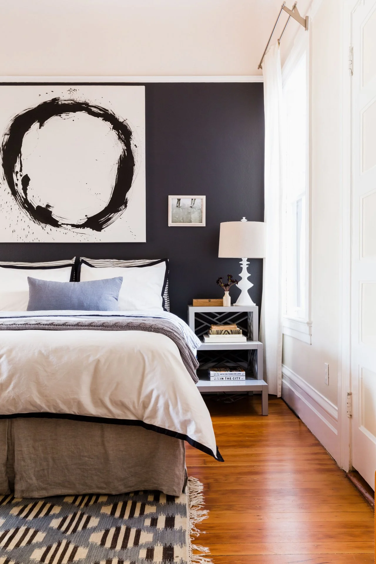 10 Effortlessly Beautiful Examples of the Timeless Combination of Black White and Navy HGTV