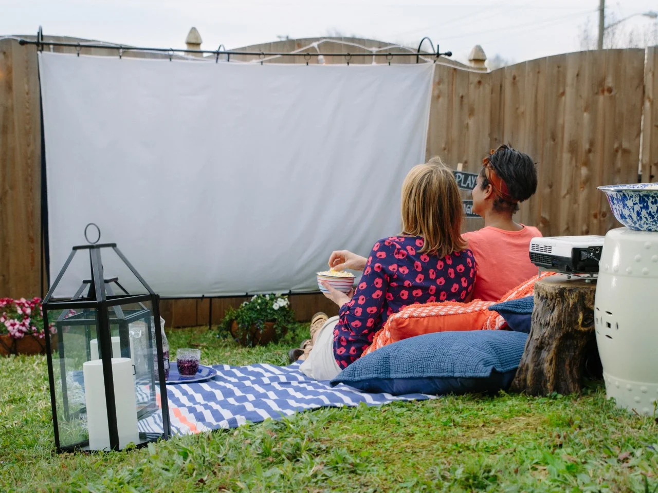 Outdoor movie projector screen store