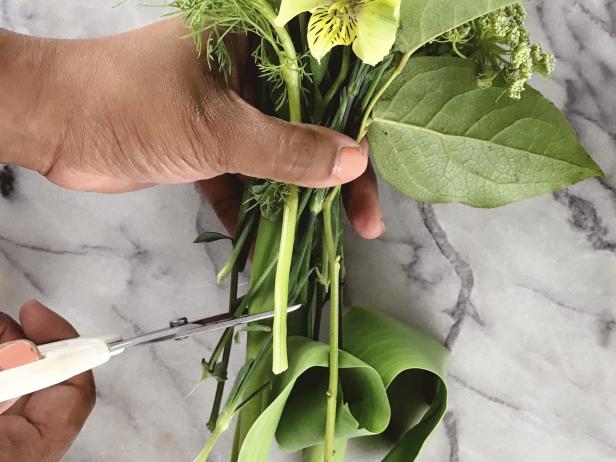 How to Turn Budget Flowers Into Table Topics | HGTV