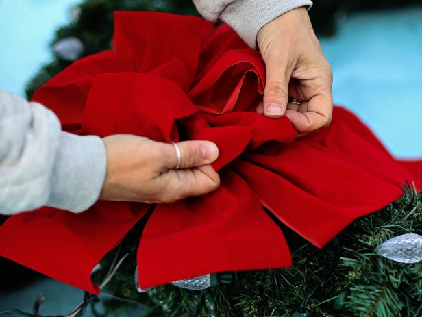 How to Make an Oversized Christmas Wreath | HGTV