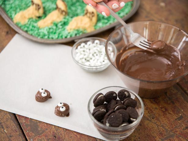 How to Make a Haunted Gingerbread House for Halloween | HGTV