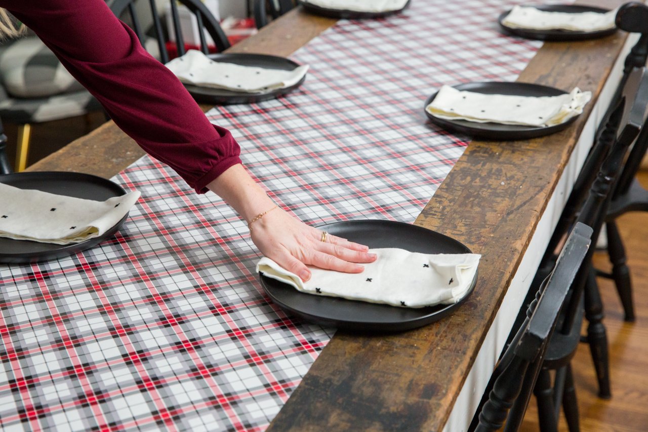 5 DIY Holiday Table Runners | How to Dress Up Your Holiday Table With ...