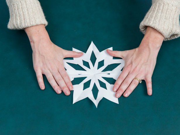 5 DIY Holiday Table Runners | How to Dress Up Your Holiday Table With ...