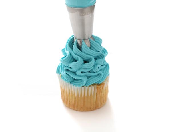 Kitchen Crafts: How to Pipe the Prettiest Cupcakes | HGTV