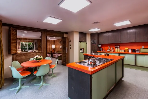 brady bunch dining table