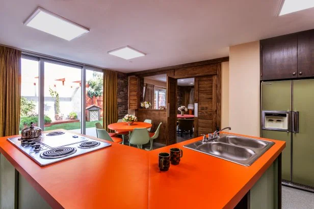 brady bunch dining table