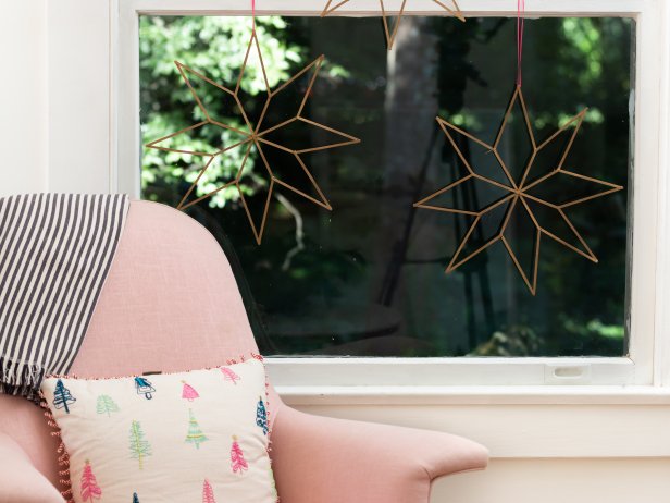 3 DIY Window Decorating Ideas for Christmas | HGTV