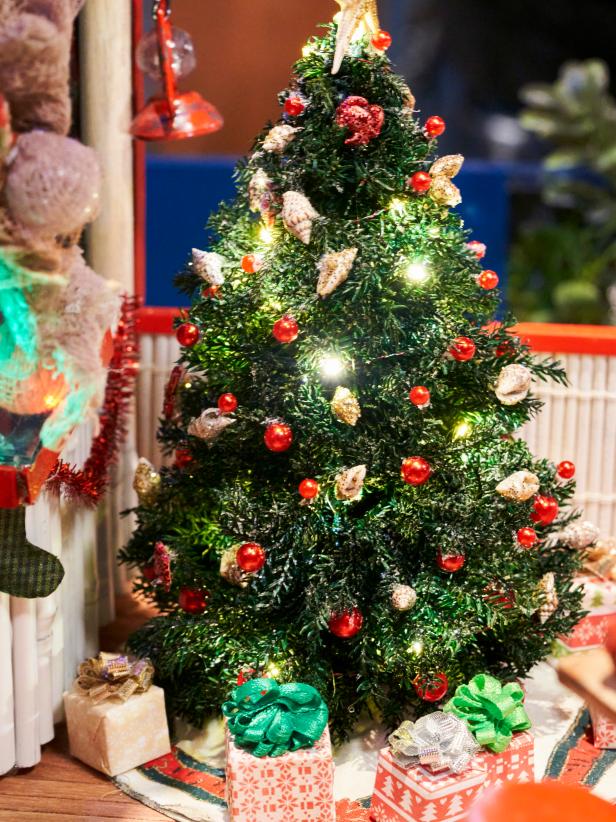Christmas Dollhouse Miniatures | Biggest Little Christmas Showdown | HGTV Christmas Dollhouse Miniatures | Biggest Little Christmas Showdown | HGTV