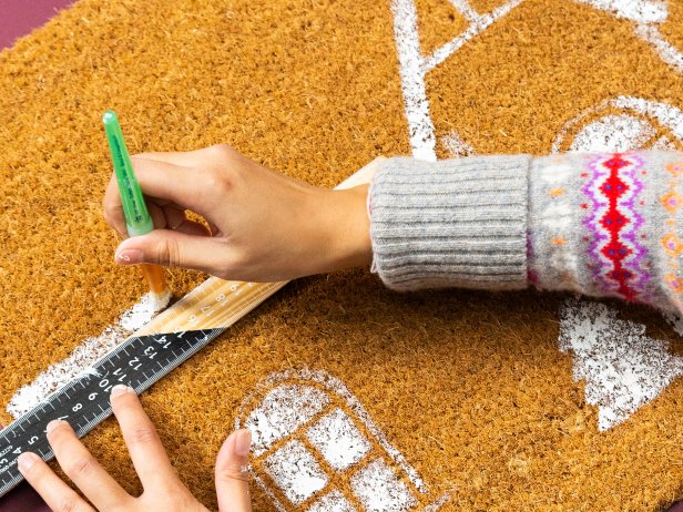 How to Make a Gingerbread House Holiday Doormat | HGTV