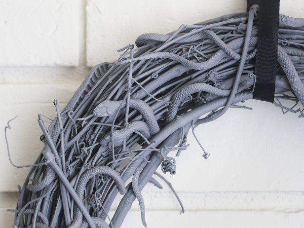 DIY Rubber Snake Halloween Wreath | HGTV