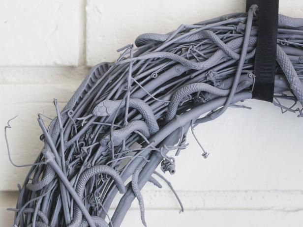 DIY Rubber Snake Halloween Wreath | HGTV