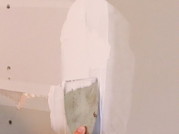 When to Use Spackle vs Joint Compound | HGTV