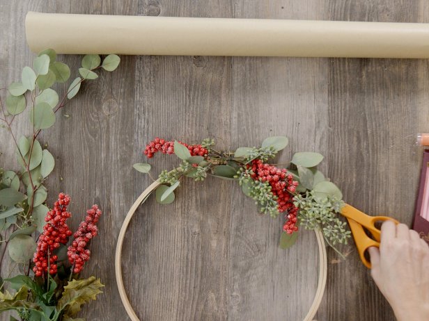 DIY Advent Calendar Wreath | Christmas Countdown Ideas | HGTV