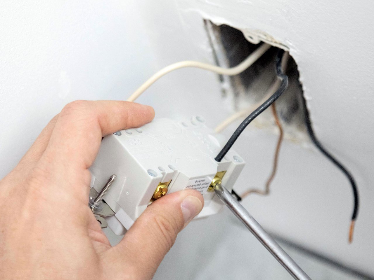 How to Install a GFCI Outlet | HGTV