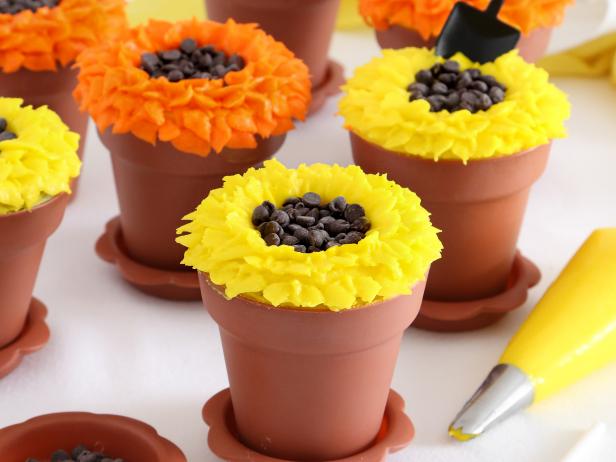 How to Make Potted Sunflower Cupcakes for Fall | HGTV