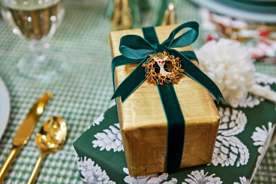 20 Colorful Christmas Table Setting Ideas That Go Beyond Red + Green | HGTV