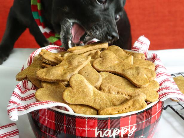 Homemade Christmas Cookies for Dogs Recipe | HGTV