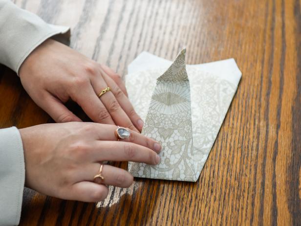 10 Ways to Fold Thanksgiving Napkins | Thanksgiving Napkin Folding ...