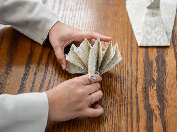10 Ways to Fold Thanksgiving Napkins | Thanksgiving Napkin Folding ...