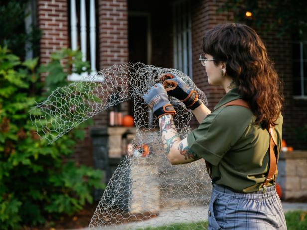 DIY Chicken Wire Ghosts for Halloween | HGTV