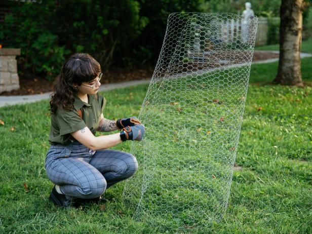DIY Chicken Wire Ghosts for Halloween | HGTV