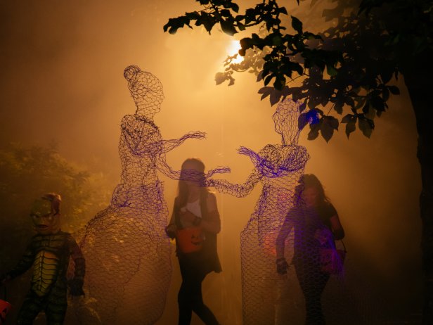 DIY Chicken Wire Ghosts for Halloween | HGTV