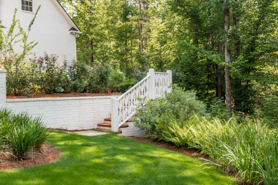 33 Small Backyard Landscape Ideas | HGTV
