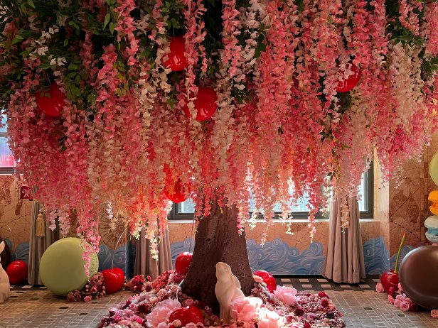 Tour a Willy Wonka-Themed Hotel Suite in NYC | HGTV