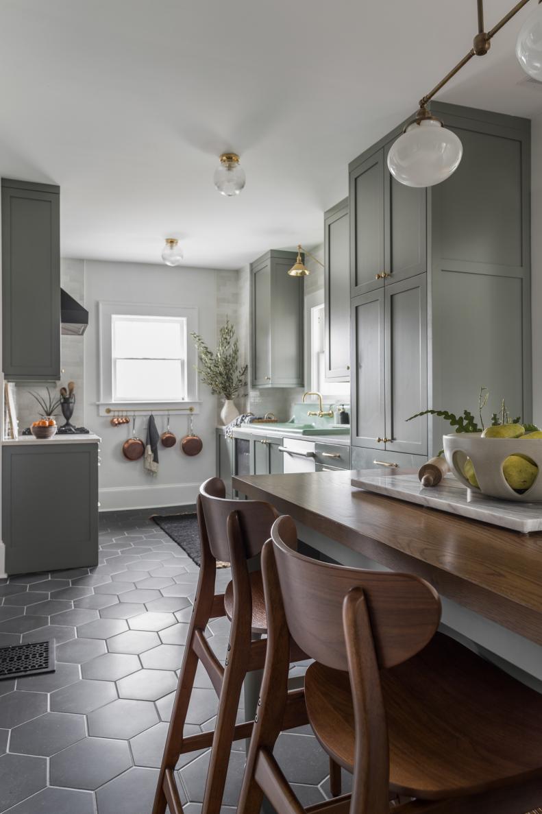 A Dramatic Kitchen Design Updates a Historic Home With Fresh ...
