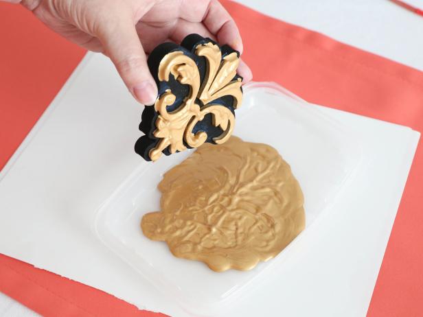 How to Make a Hand-Stamped Table Runner | HGTV