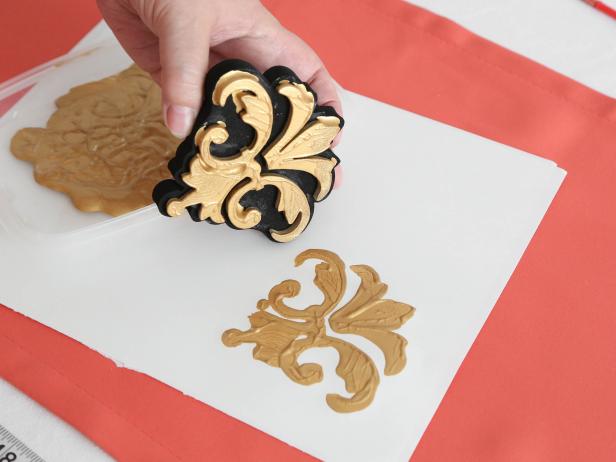 How to Make a Hand-Stamped Table Runner | HGTV