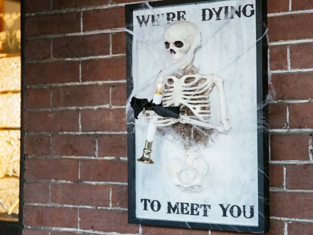 Candlelit Welcome Sign for Halloween | HGTV