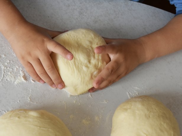 Mexican Day of the Dead Bread (Pan de Muerto) Recipe | HGTV