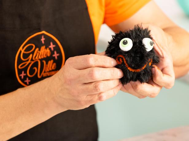DIY Easy-Sew Spider Hand Puppet | HGTV
