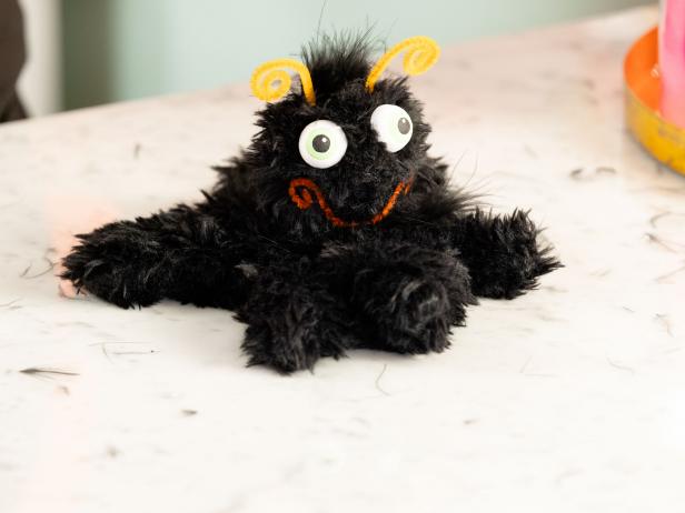 DIY Easy-Sew Spider Hand Puppet | HGTV