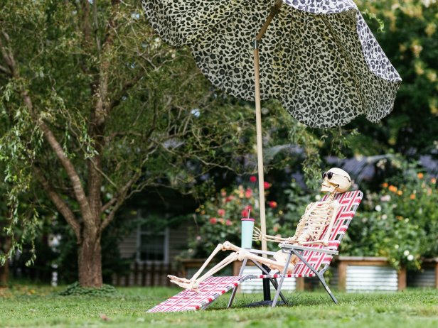 Funny Skeleton Poses For Halloween Decorating | Ideas for Posable and ...